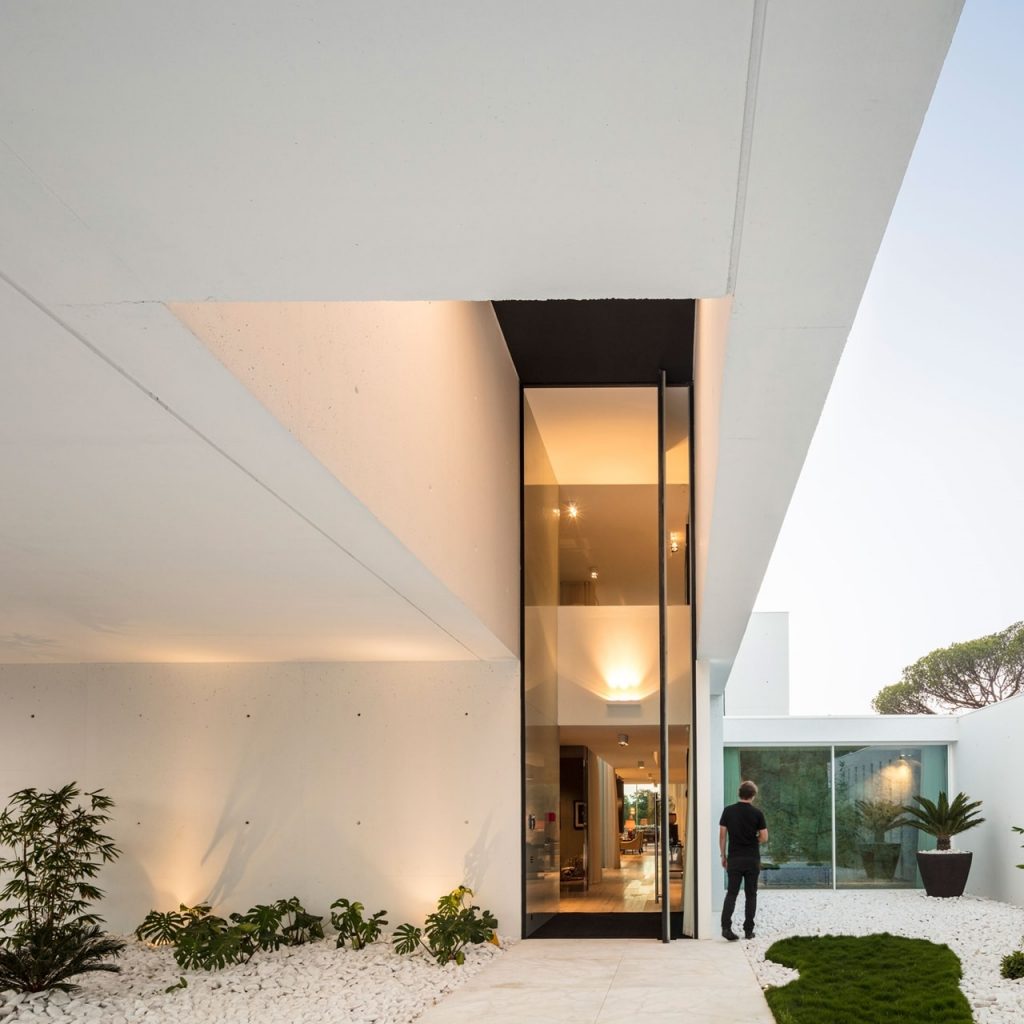 Front Facade Design of an Imposing Modern House by Visioarq ...