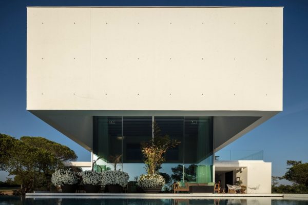 Front Facade Design of an Imposing Modern House by Visioarq ...