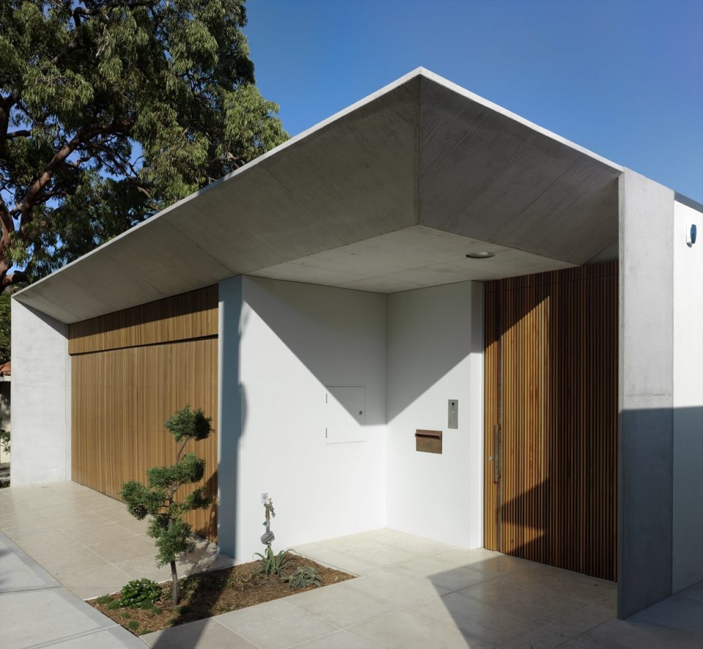 This House Design On Sloped Land Highlights All Benefits of Hillside ...